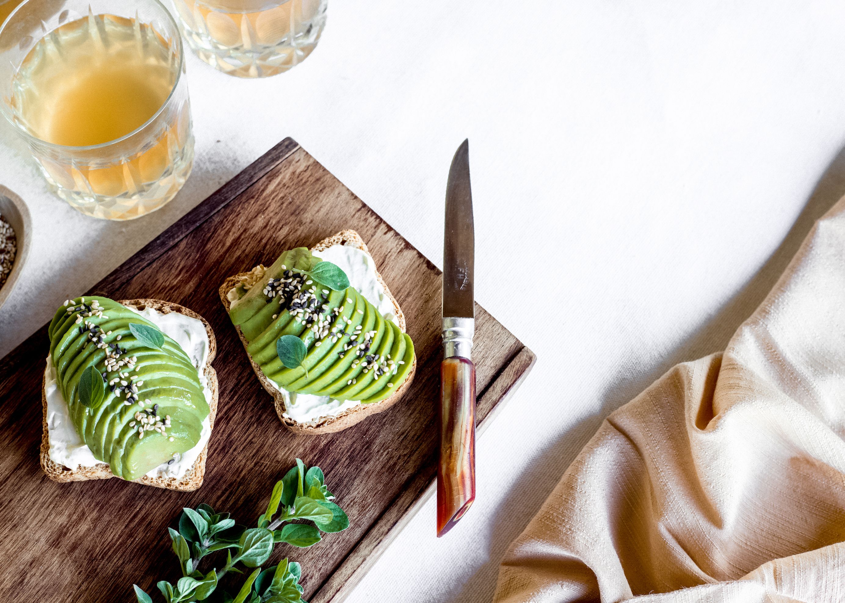 Palta cremosa con queso de cabra y semillas | Country Magazine